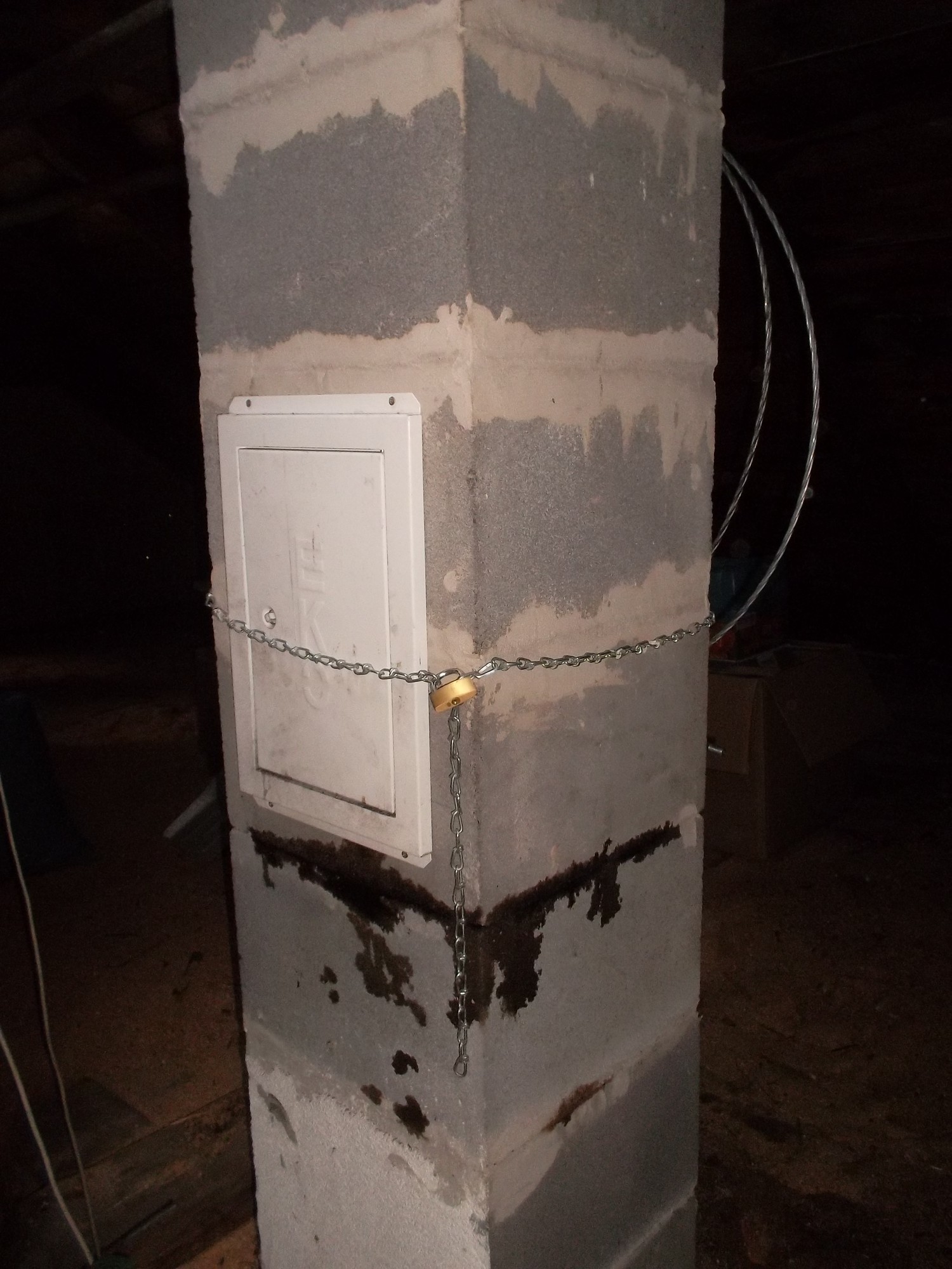 Dehet z komína pronikl i skrz omítku - TZB-info