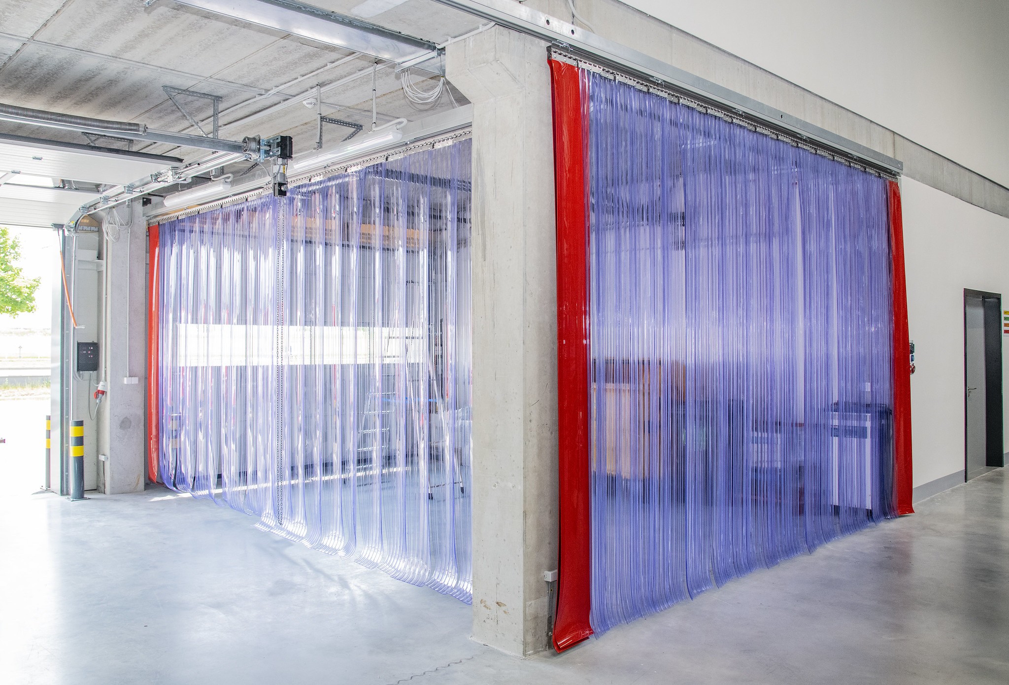 Jak zabránit úniku tepla? Jednoduchým řešením jsou fólie do vrat a průchodů - TZB-info