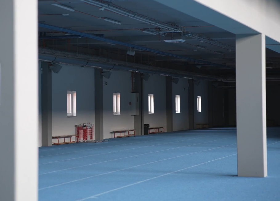 Víceúčelovou sportovní halu vytápí stropní sálavé panely Zehnder ZIP ...