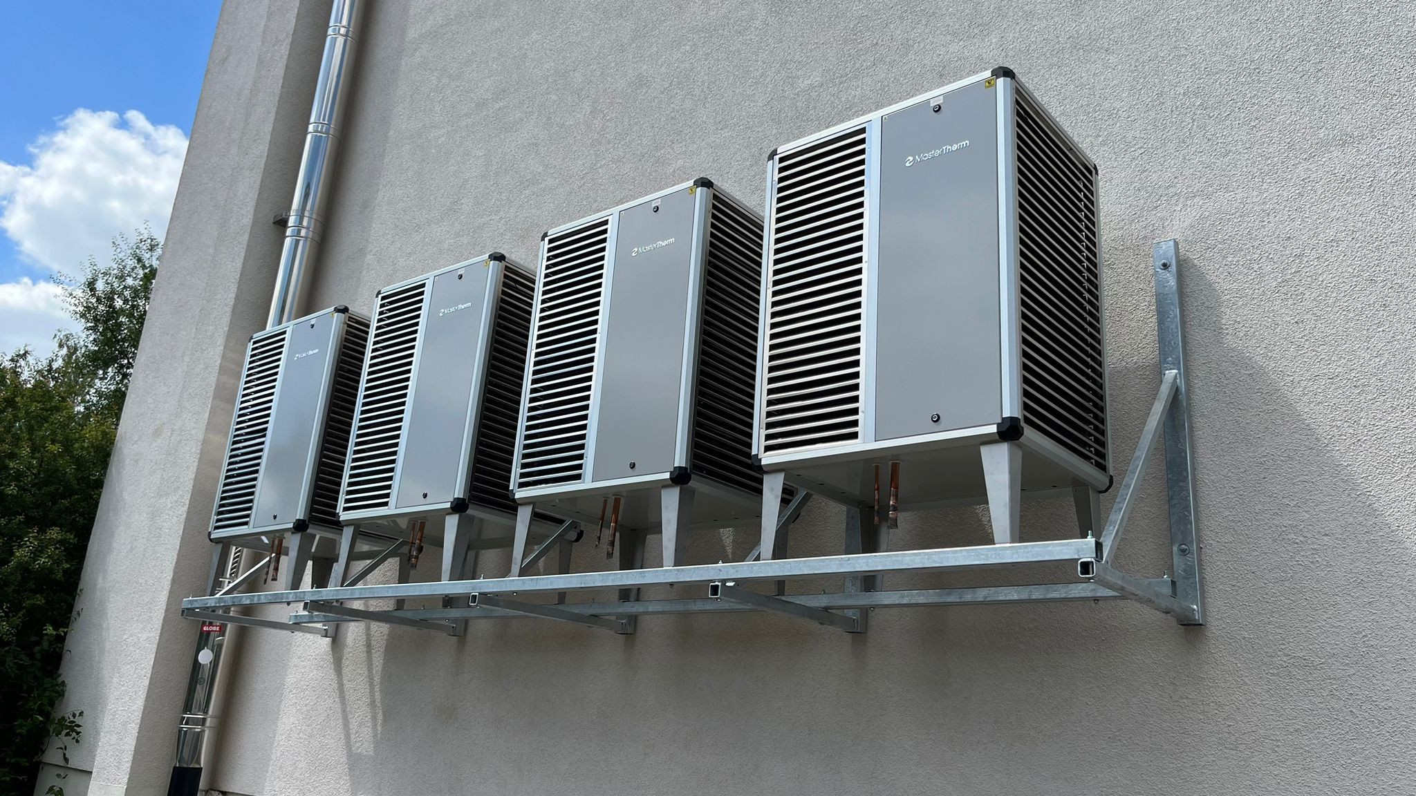 Kaskáda tepelných čerpadel na fasádě bytového domu - TZB-info