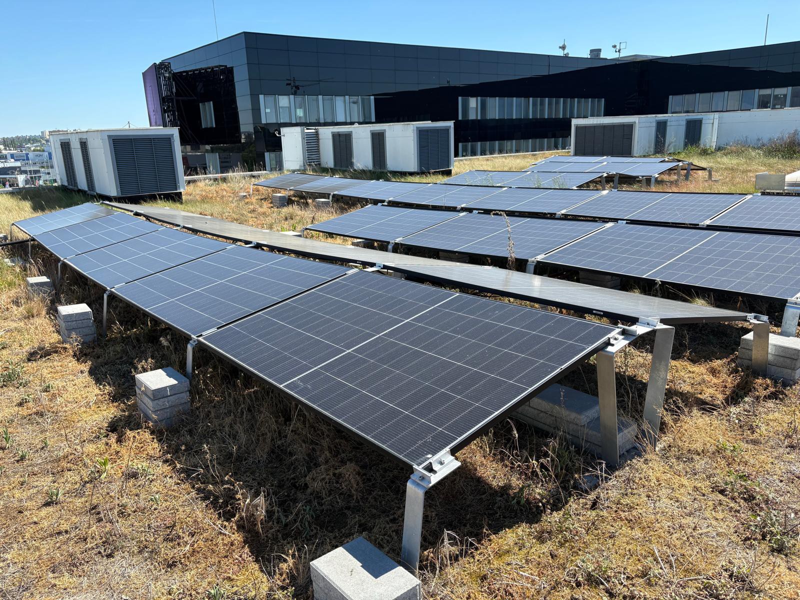 Přes 1400 panelů, 725 kWp výkon. ČEZ ESCO dokončilo střešní ...